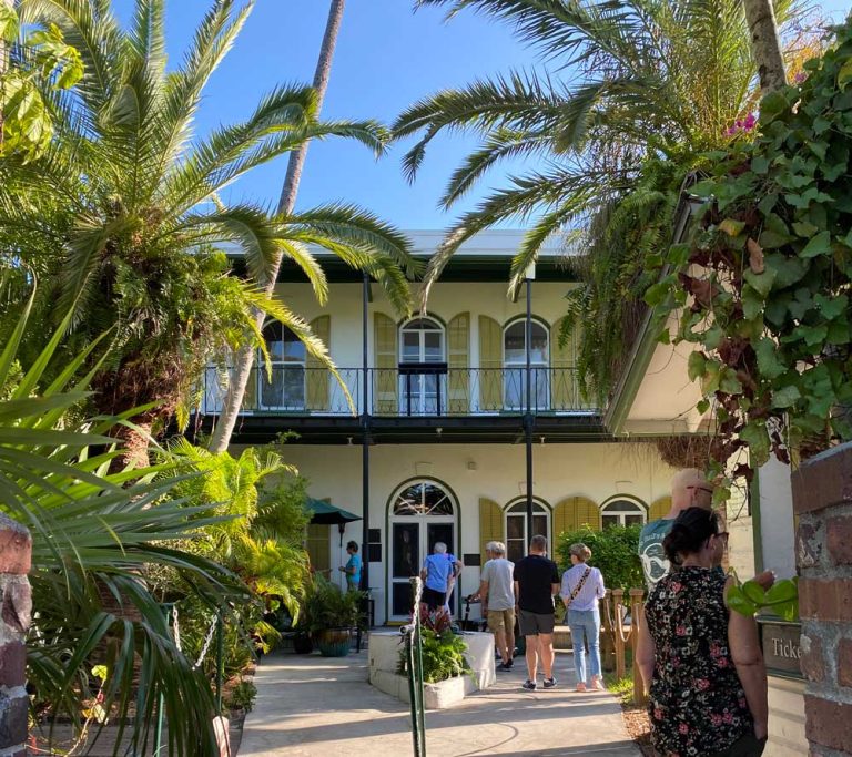 Hemingway House in Key West Florida Features Amazing Six-Toed Cats ...